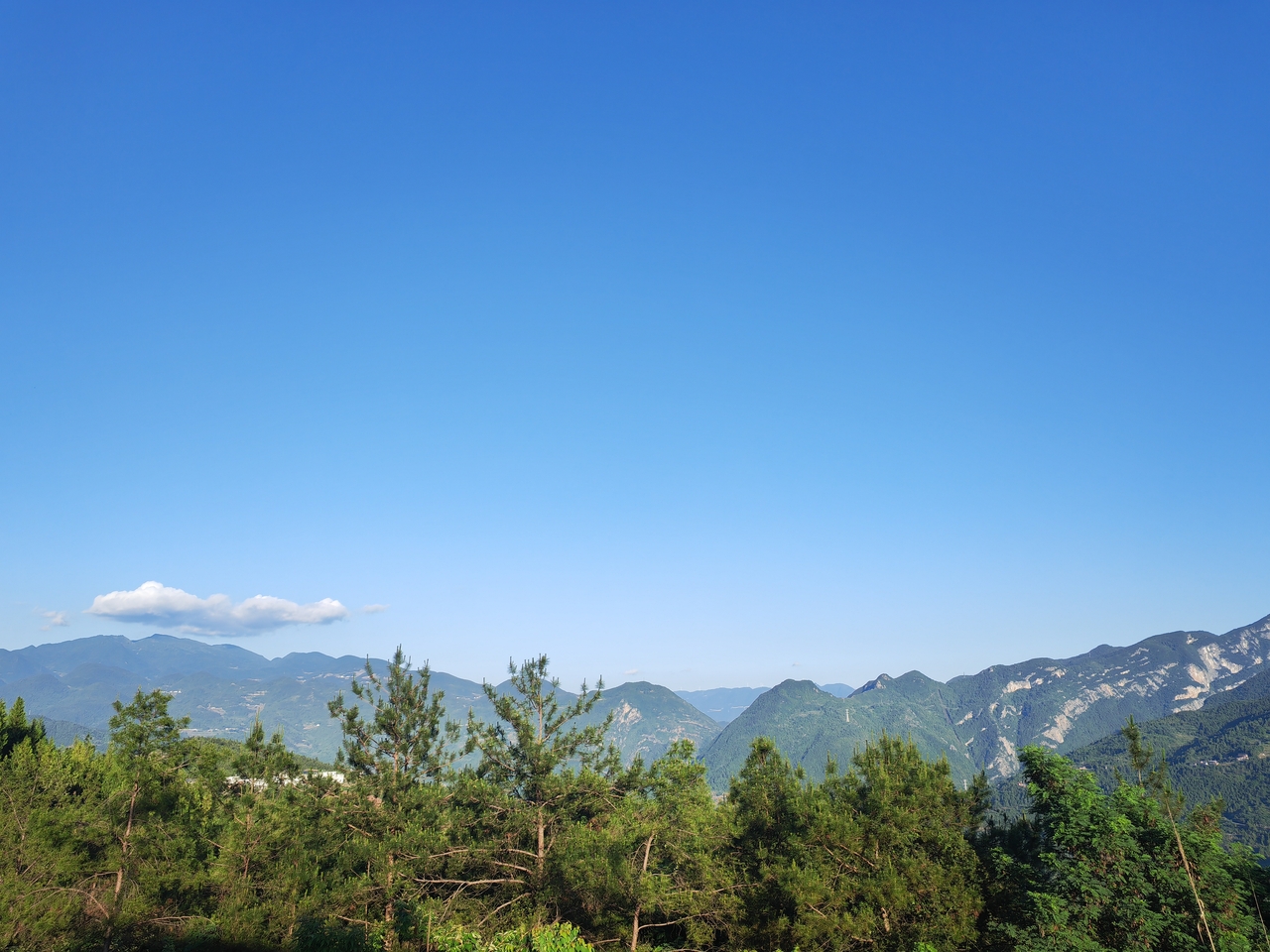 重庆巫山：蓝天白云下的青山