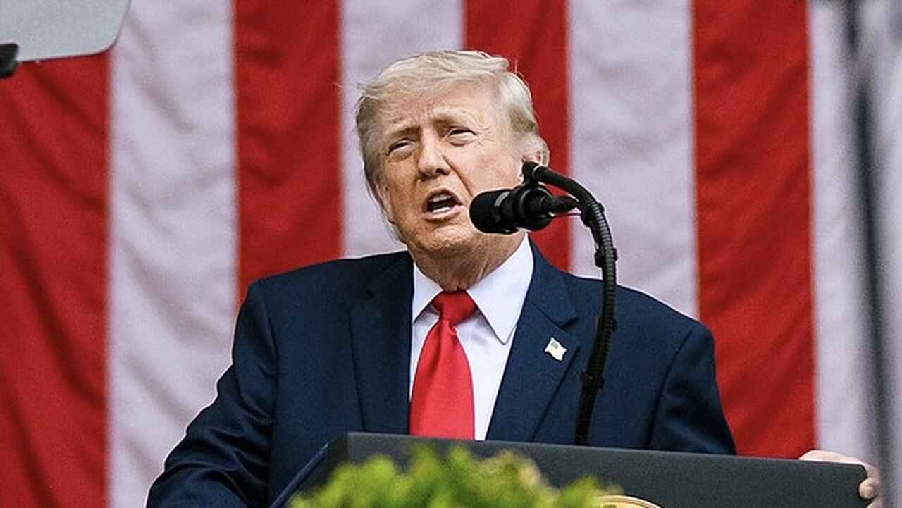Trump čelí kritice poté, co naznačil možnost útoku na Omán: „Budou se ...