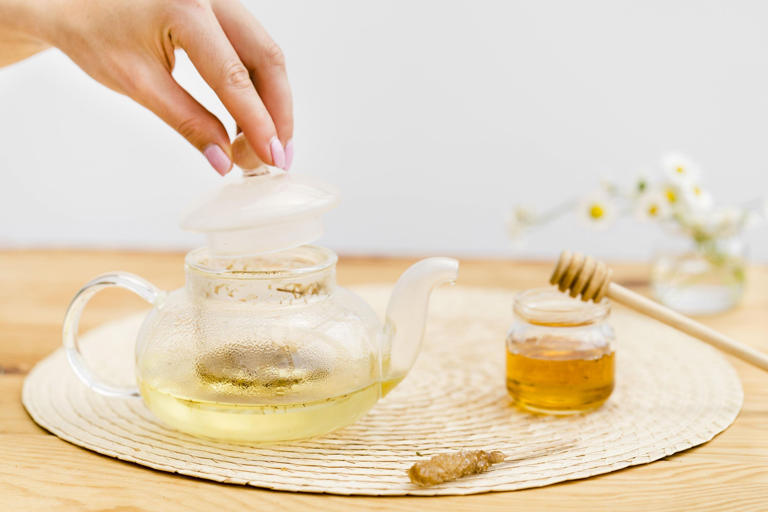 Mezclar miel de abejas con sal marina: para qué sirve y por qué ...