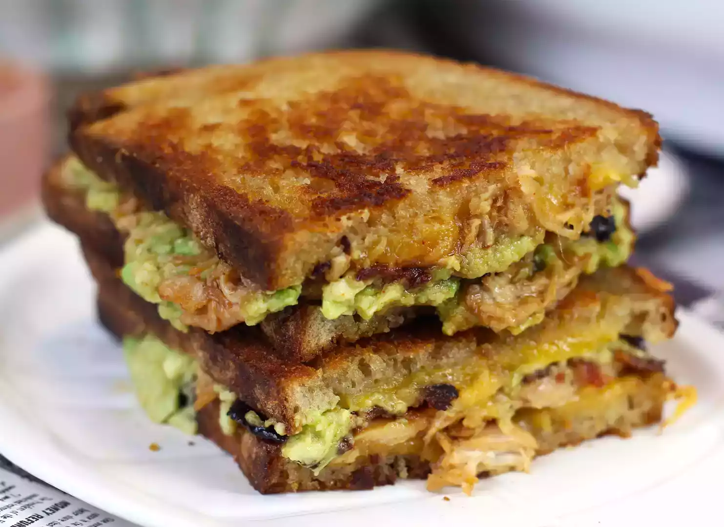 Big sanduíche de queijo grelhado a americana: cheddar, frango, bacon e ...