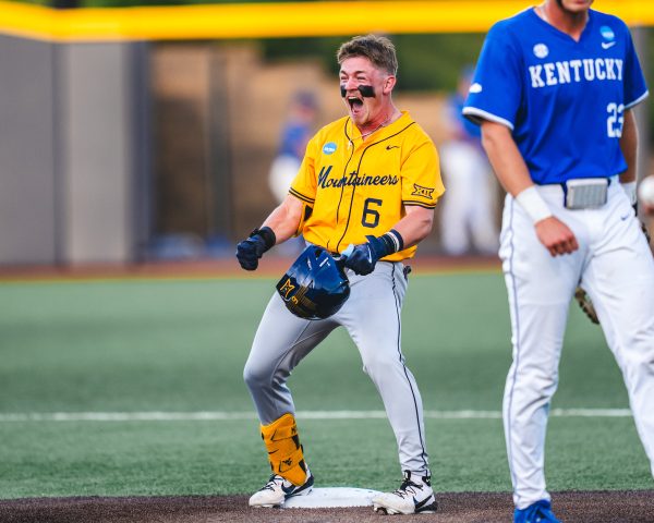 WVU baseball: Mountaineers storm back to advance to championship