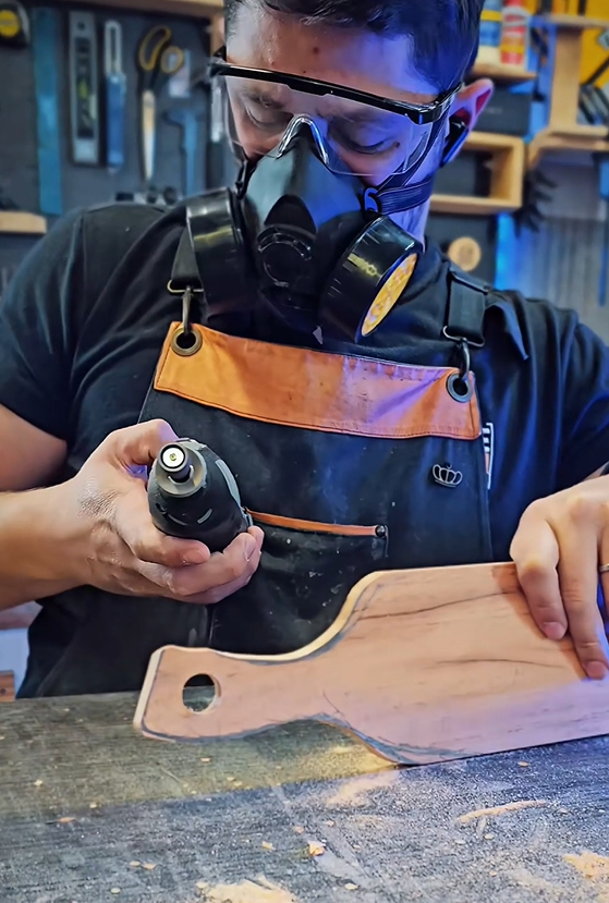 Dremel 8240 12V: Ferramenta portátil versátil para projetos DIY e madeira