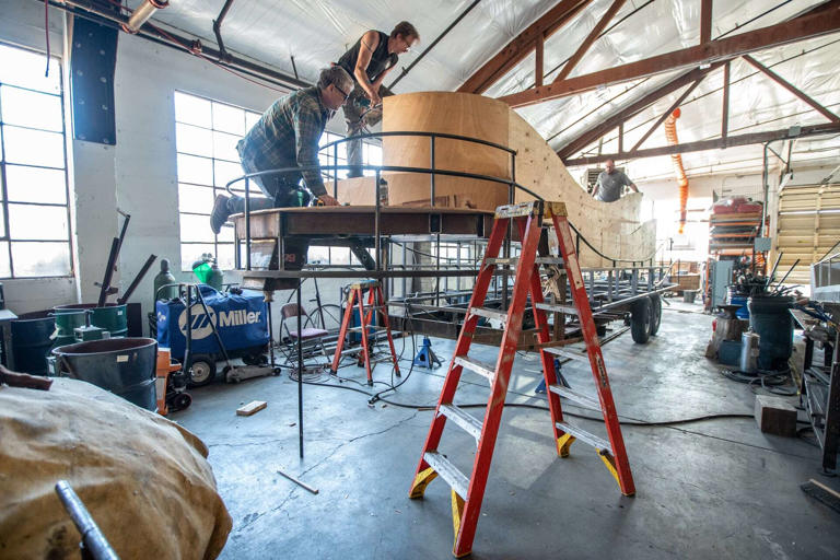 Rose Festival parade floats take shape in unassuming North Portland ...