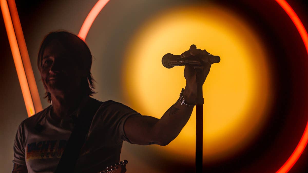 Keith Urban covers 'Summer Breeze' by Seals & Crofts, fans are loving ...