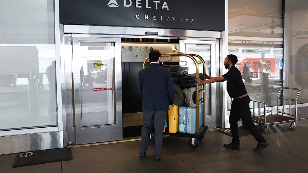 Delta urges pilots to boost communication on key JFK–LAX route