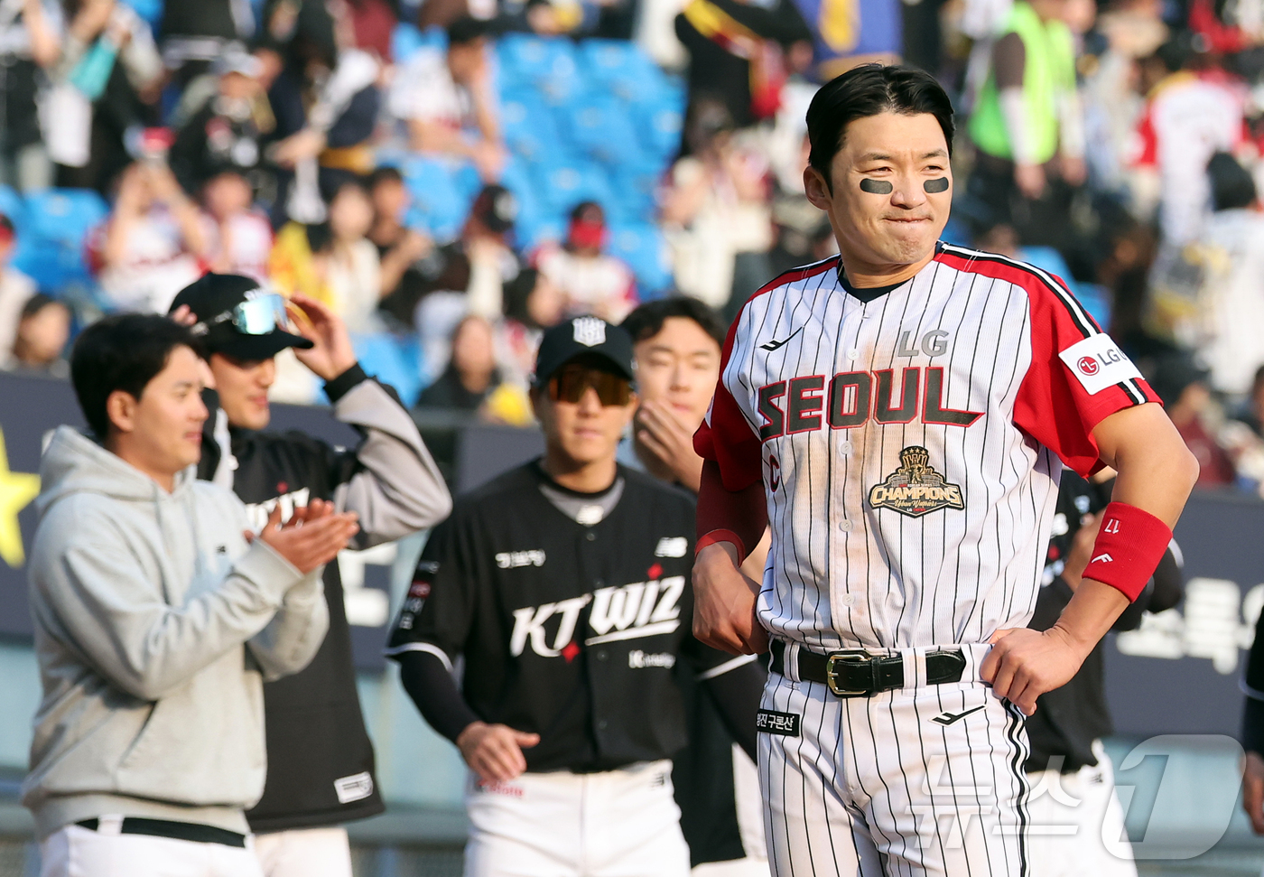 "지킨다" 1위 LG vs "뺏는다" 2위 KT…'0.5경기 차' 빅뱅