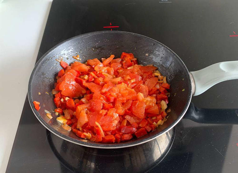Easy tomato sauce: a waste-not recipe for your overripe tomatoes