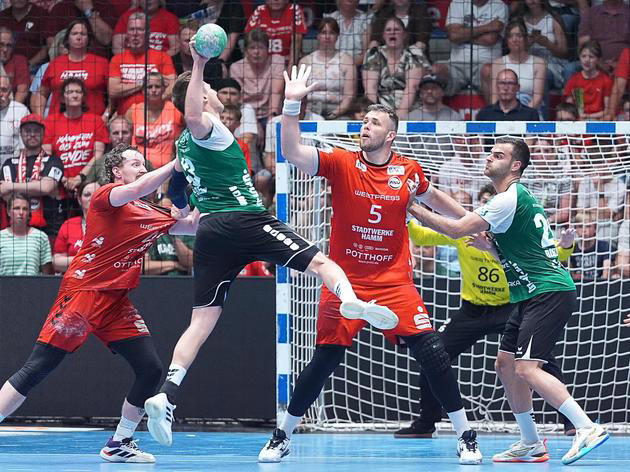 Jan Brosch verabschiedet sich mit Gala aus seinem letzten ASV-Heimspiel ...