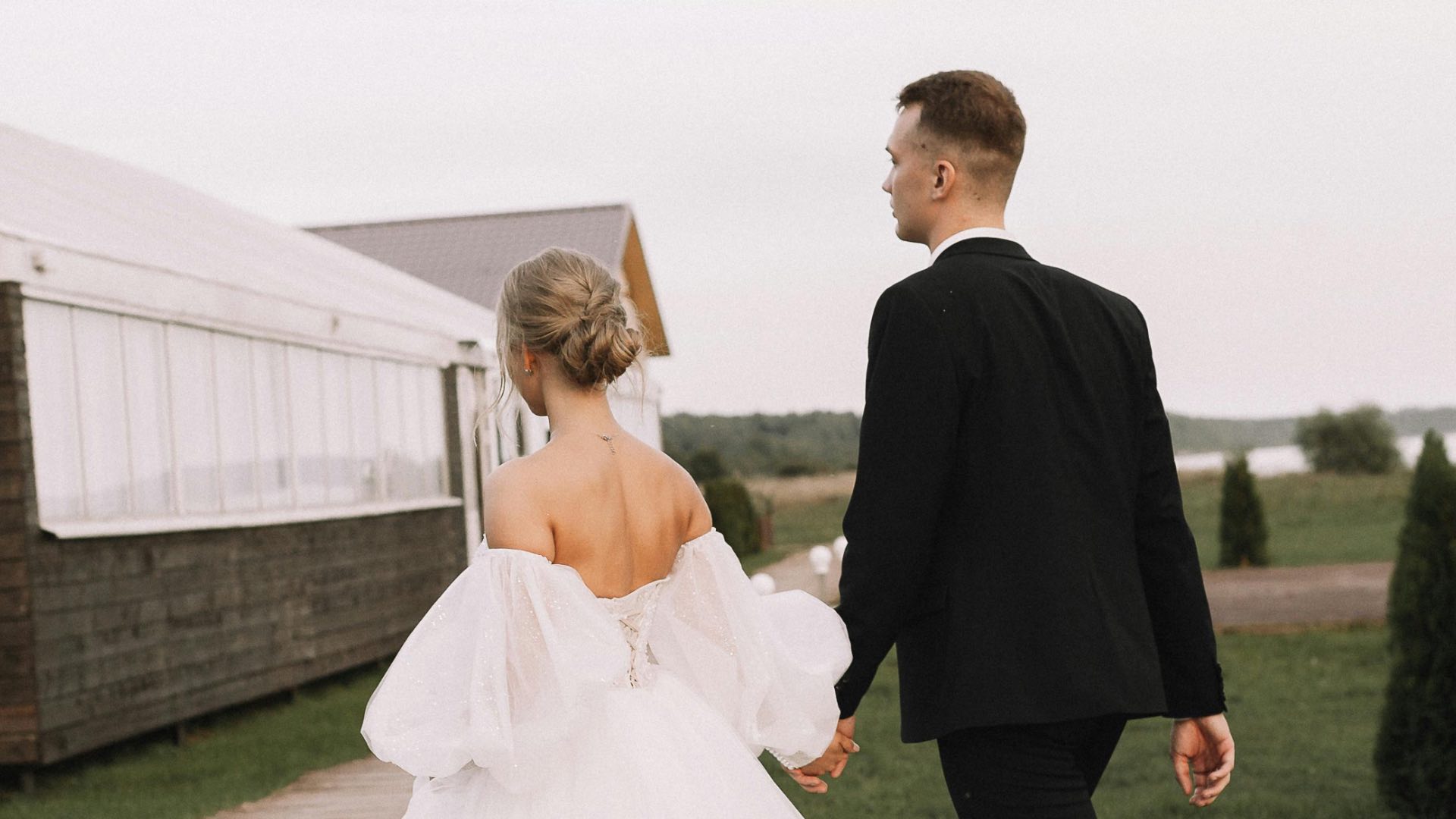 Après son mariage, elle arrive en robe blanche au match de rugby de son ...