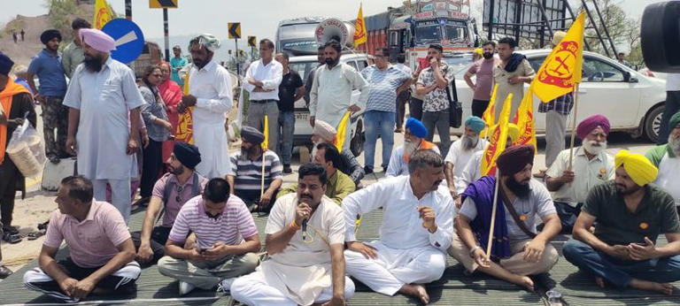 Sangharsh Committee blocks Kiratpur-Manali highway over Himachal entry tax