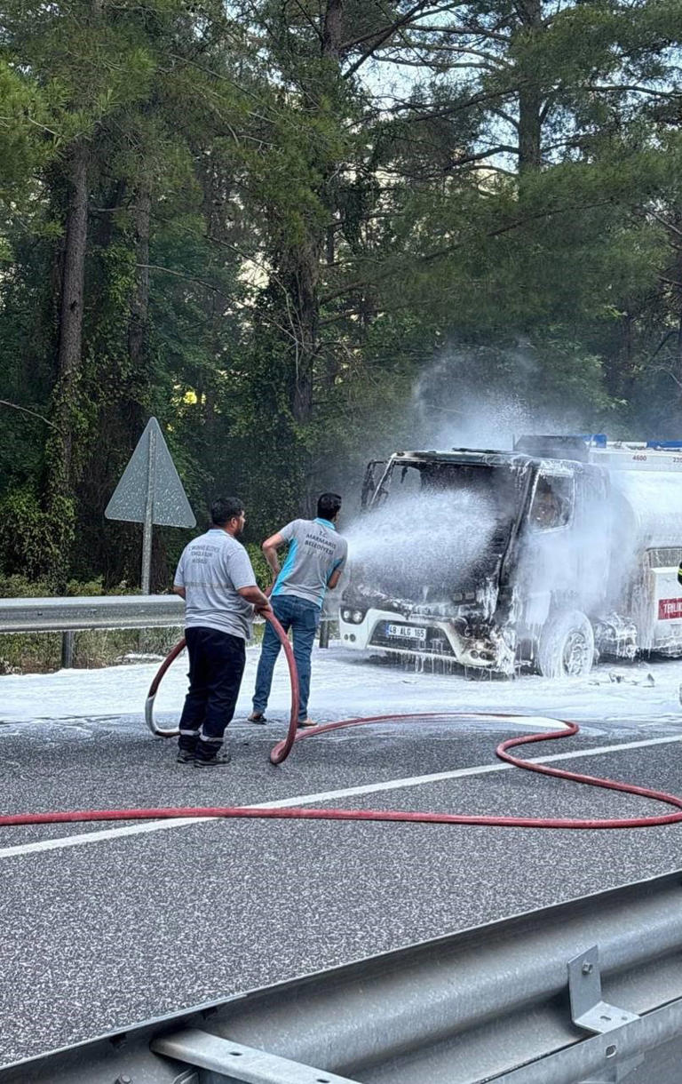 Marmaris’te mazot tankeri alev aldı, facia son anda önlendi