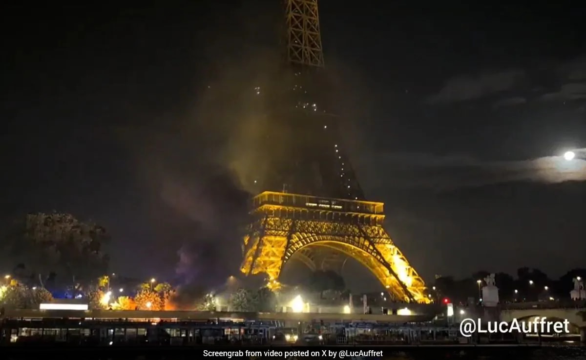 Fire reaches Eiffel Tower, claims viral video. A fact-check