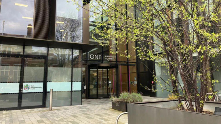Neighbours object to shop's late-night licence bid