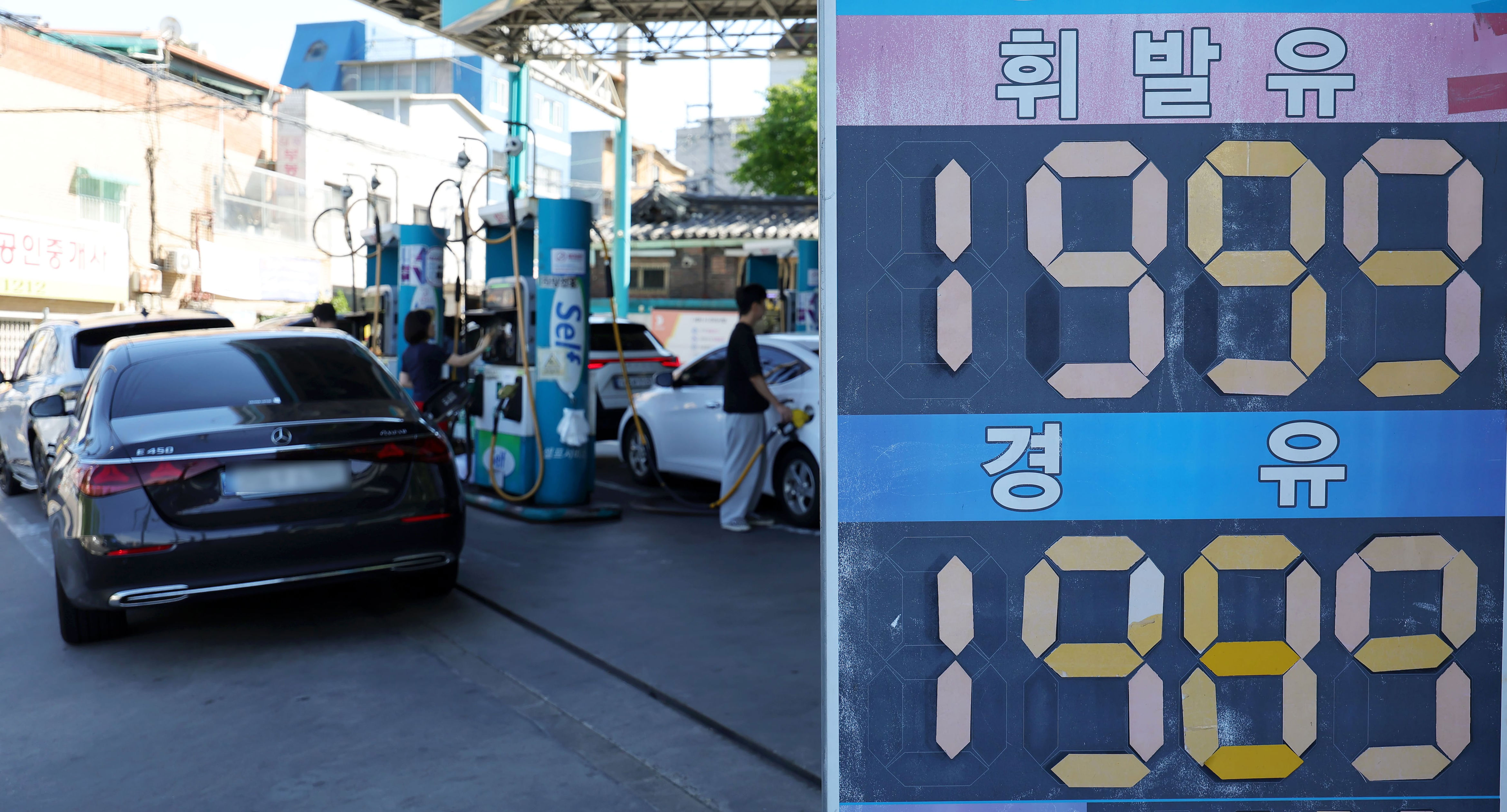Card companies extend gasoline discounts, offering 5,000 won per case