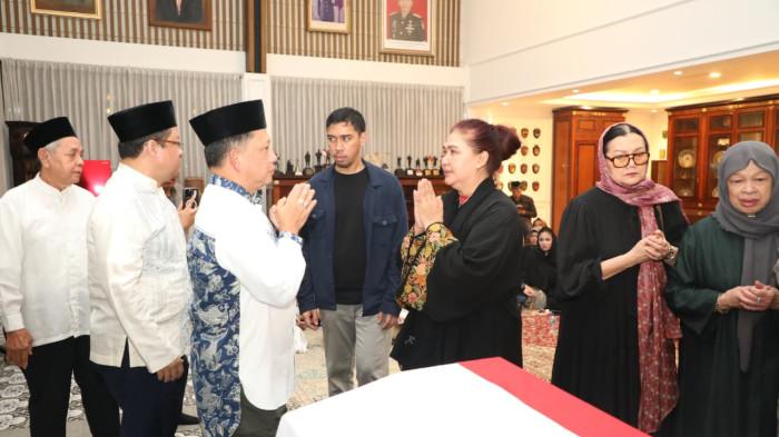 Momen 4 menit Gibran berada di gedung Kemhan melayat jenazah Ryamizard ...