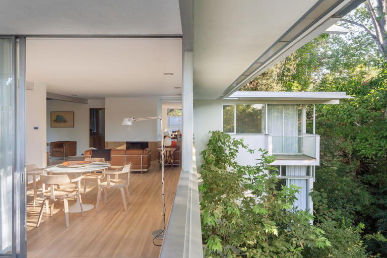 Esta casa de los 60 es una obra maestra del arquitecto Richard Neutra ...