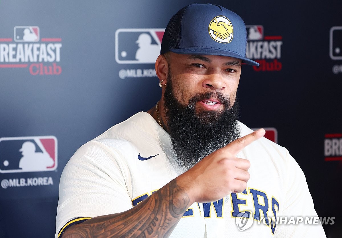 Ex-KBO MVP Eric Thames says happy to be back in 'my second home'
