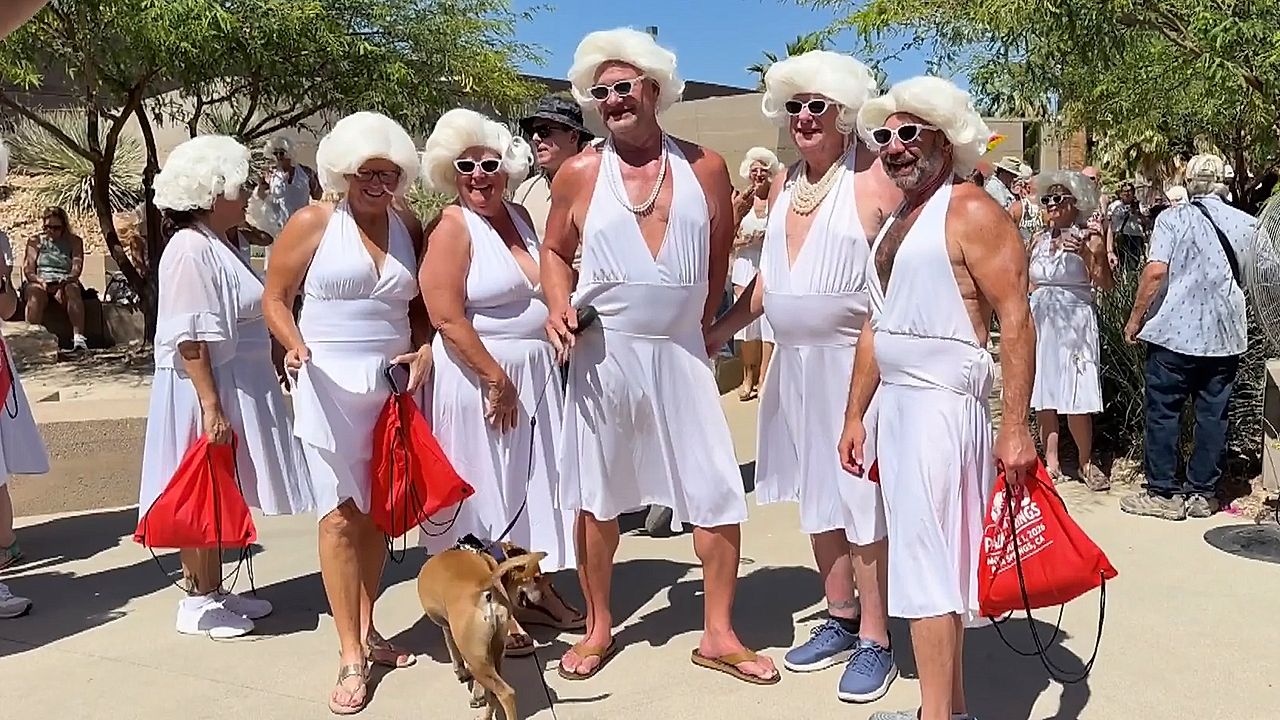 Over 1,000 Marilyn Monroe lookalikes descend on Palm Springs to smash ...