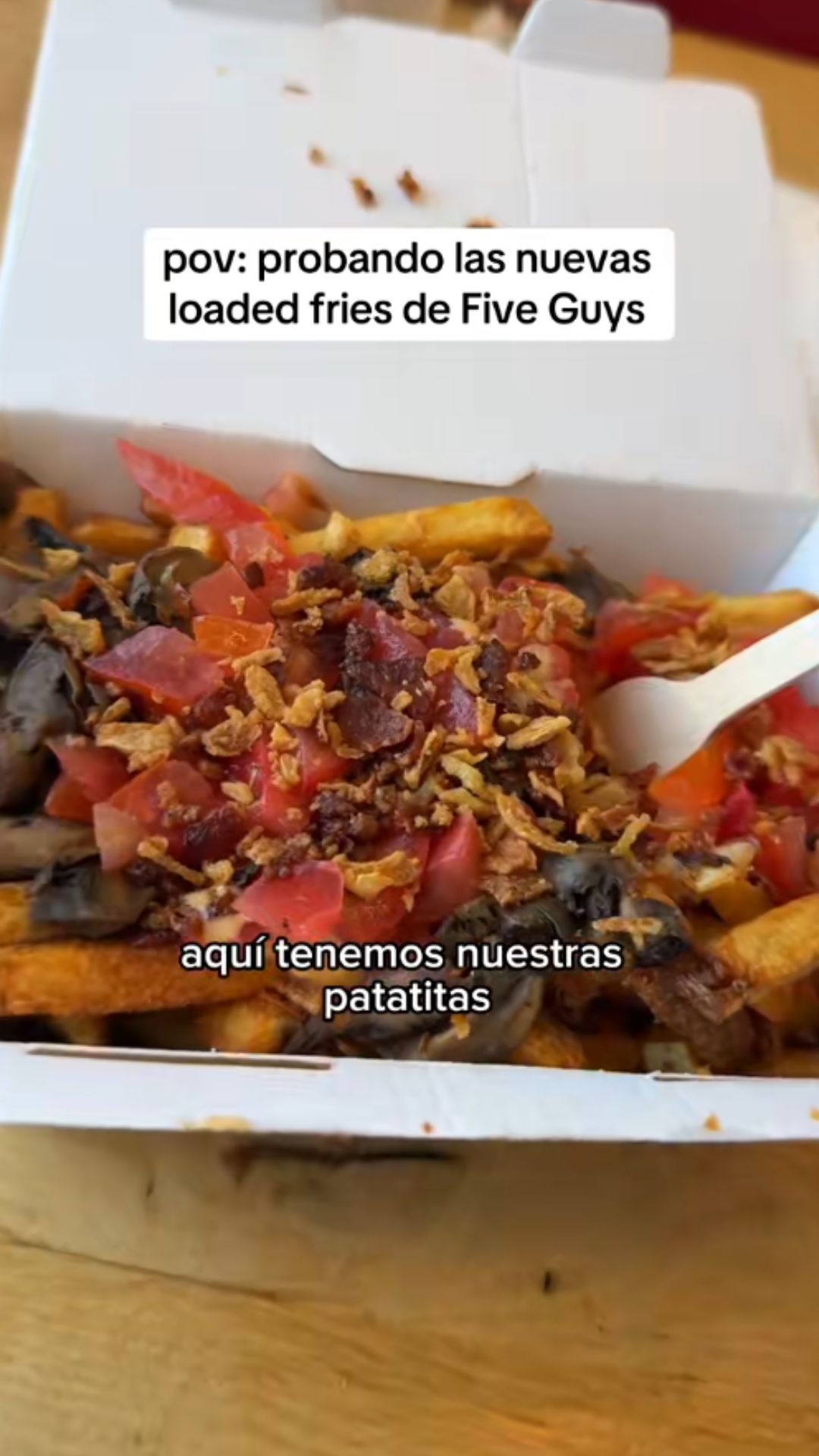 Prueba las loaded fries de Five Guys con 14 toppings gratis