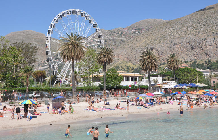 A Mondello si parte dai lidi. C’è il personale, ma non tutto