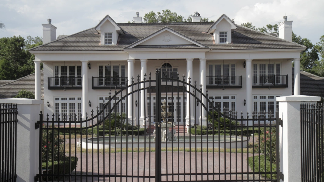 15 distinctive features of billionaire residences