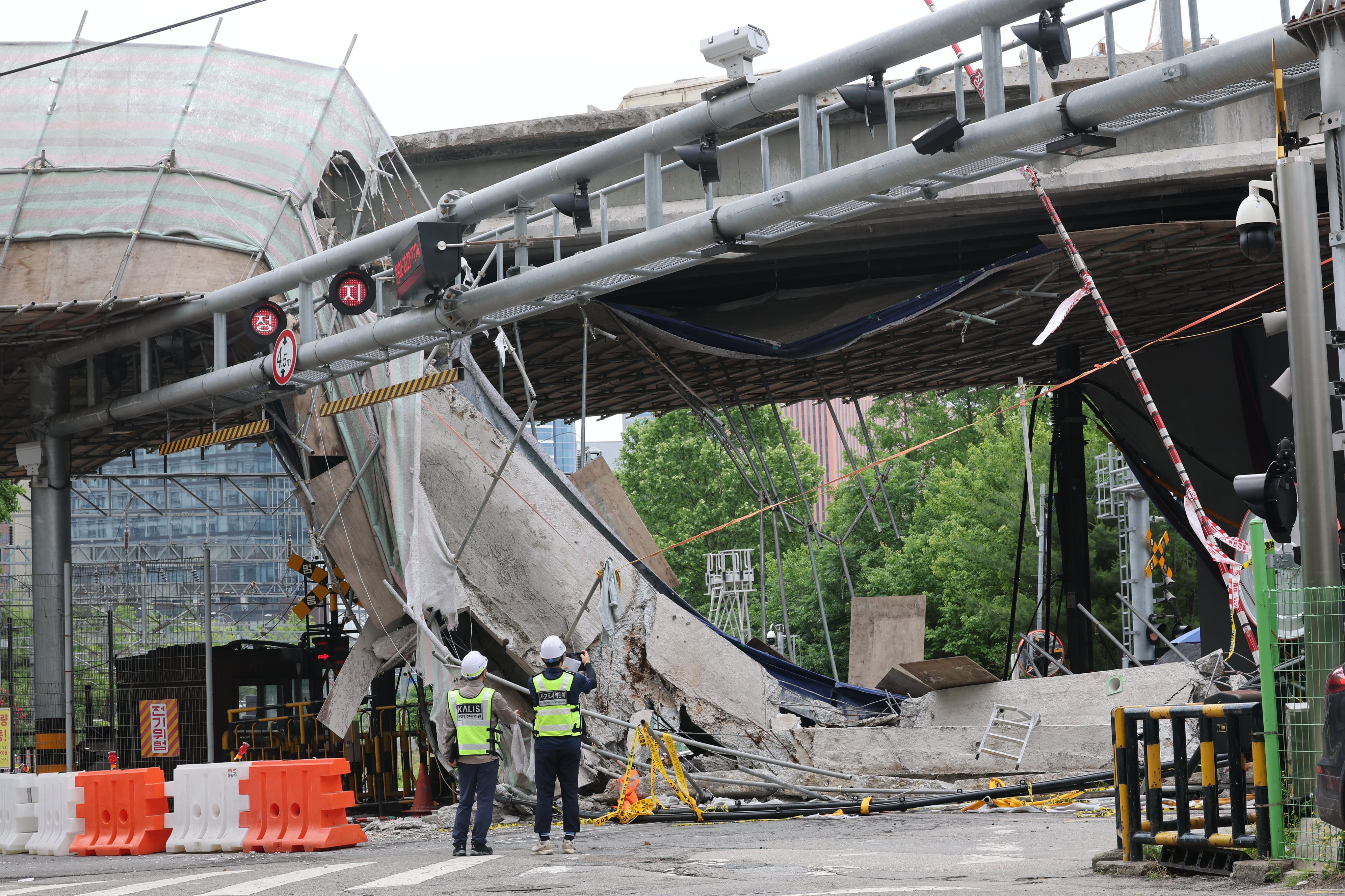 Police charge four construction officials in Seosomun overpass collapse