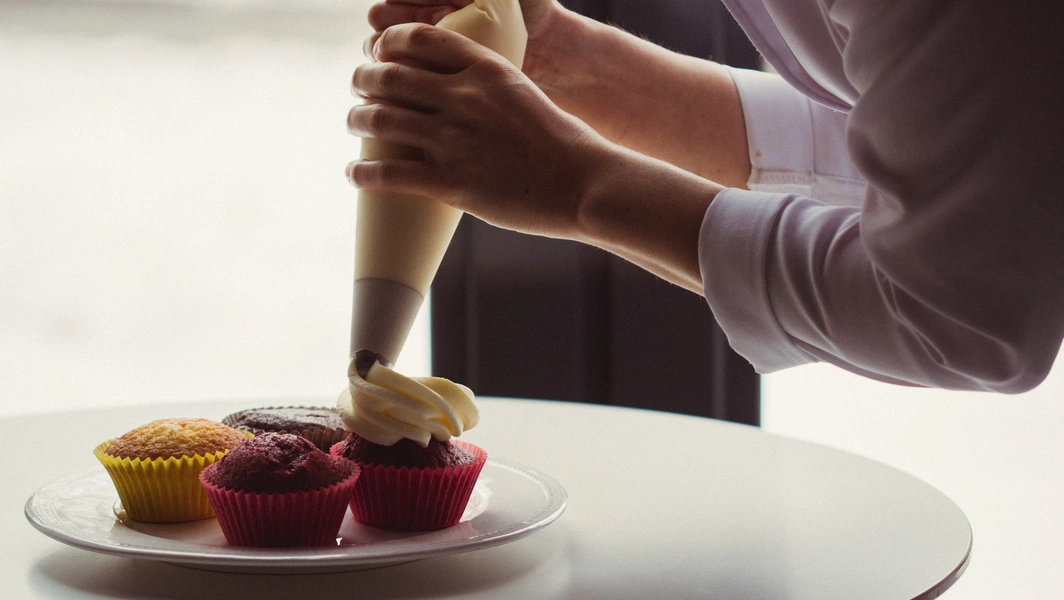 Small bakes, big smiles with mini cakes
