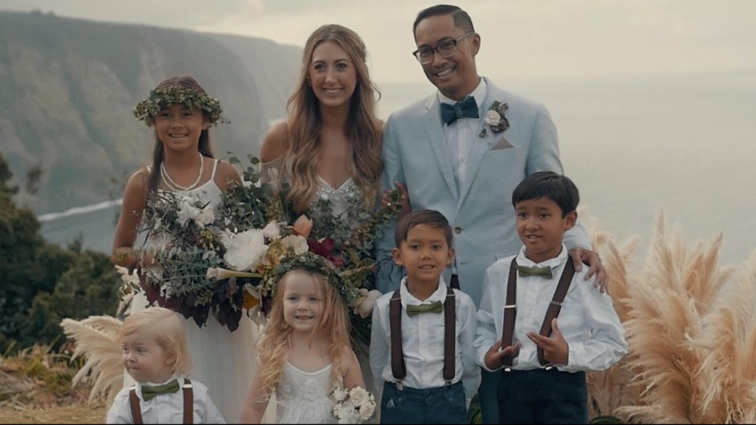 Cliffside wedding ideas from a colorful celebration in Hawaii