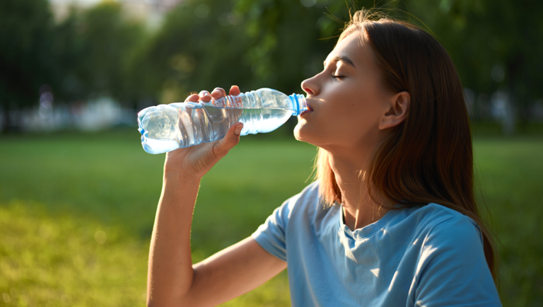 Réutiliser une bouteille d'eau en plastique plusieurs fois : risques ...