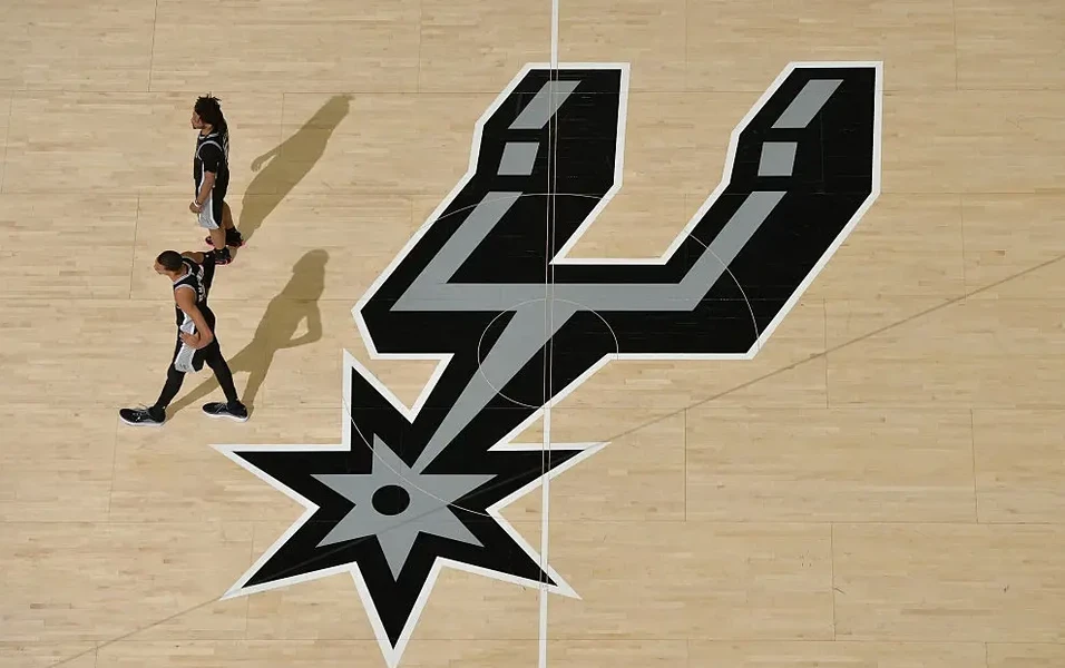 Magic Johnson warns Spurs’ zone defense may falter vs Knicks