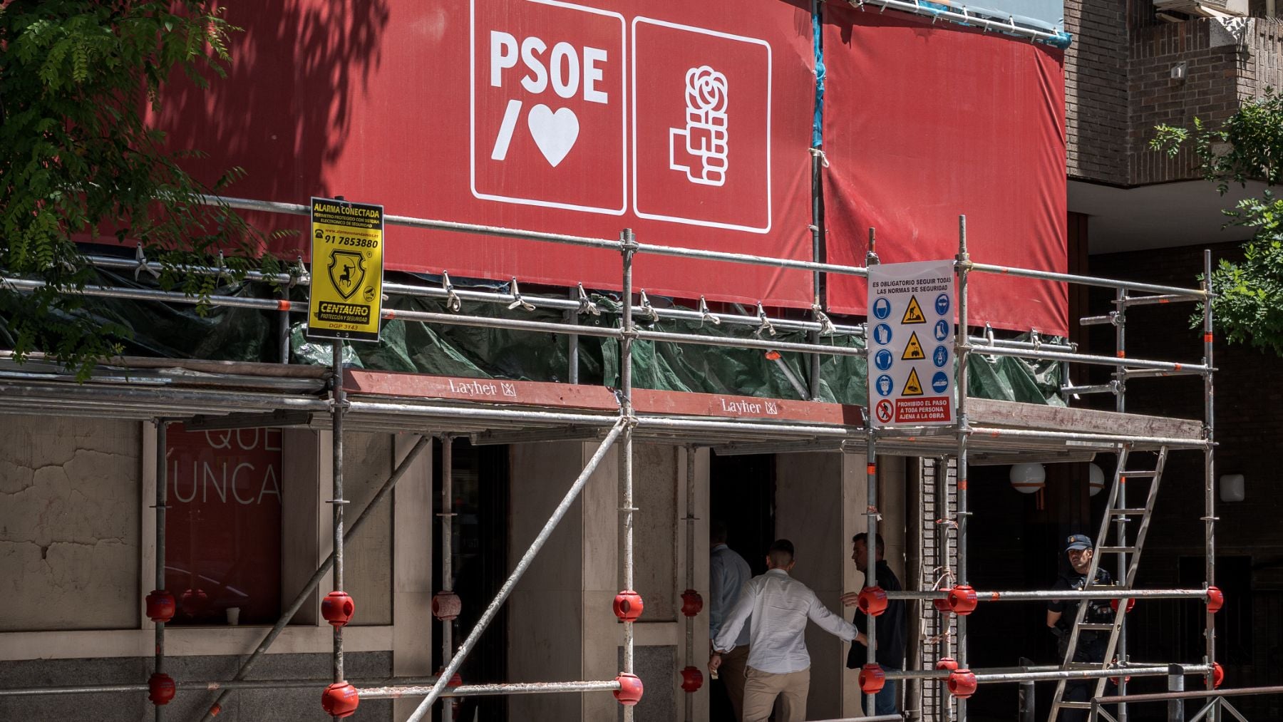 El PSOE impide por primera vez a los periodistas permanecer en la acera ...
