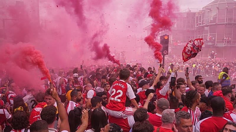 Arsenal fans pack London streets for victory parade