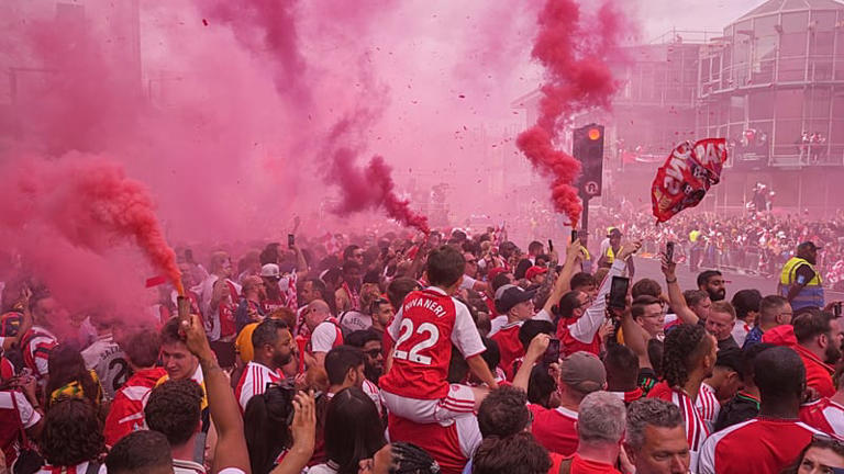 Arsenal fans pack London streets for victory parade