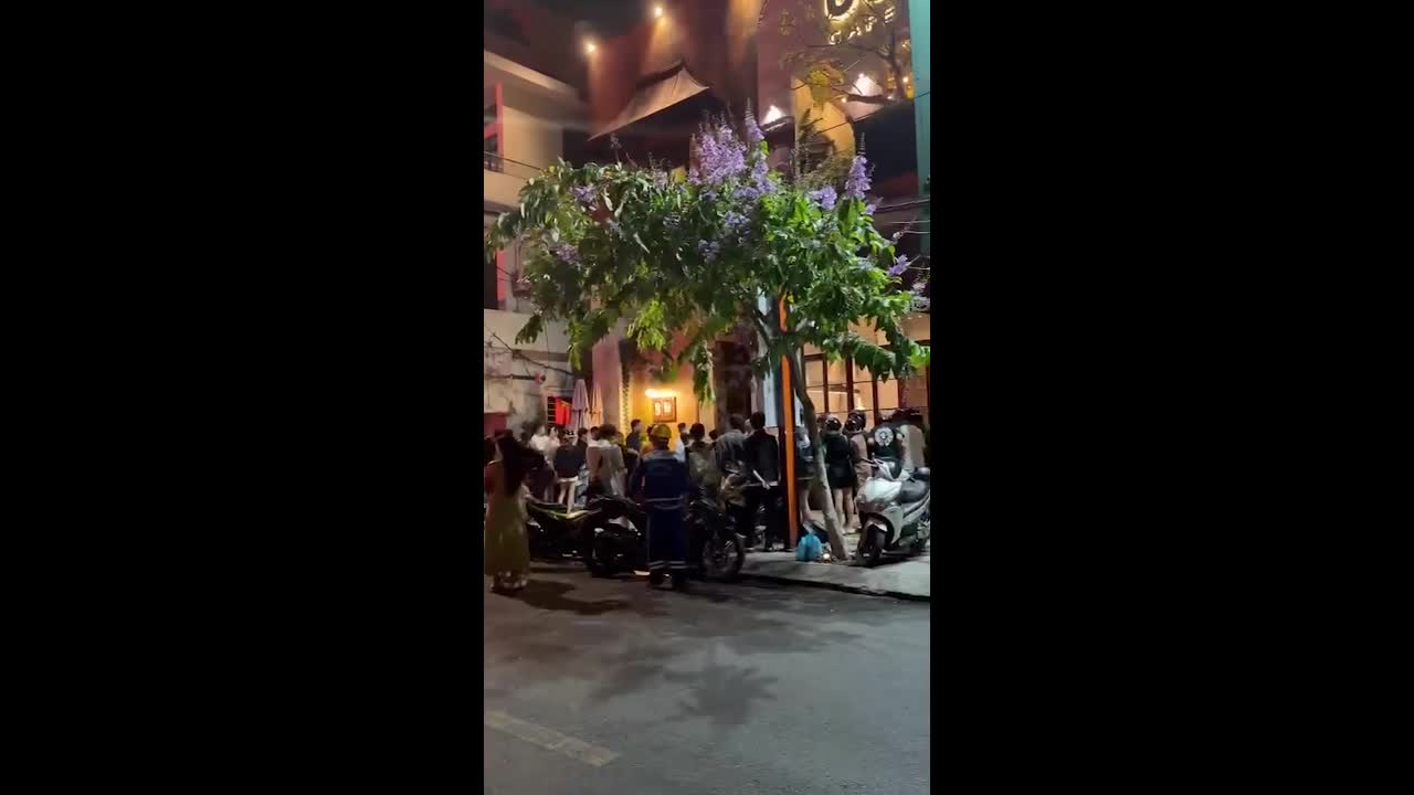 Aussie smashes up cafe in Vietnam before being dragged into police truck