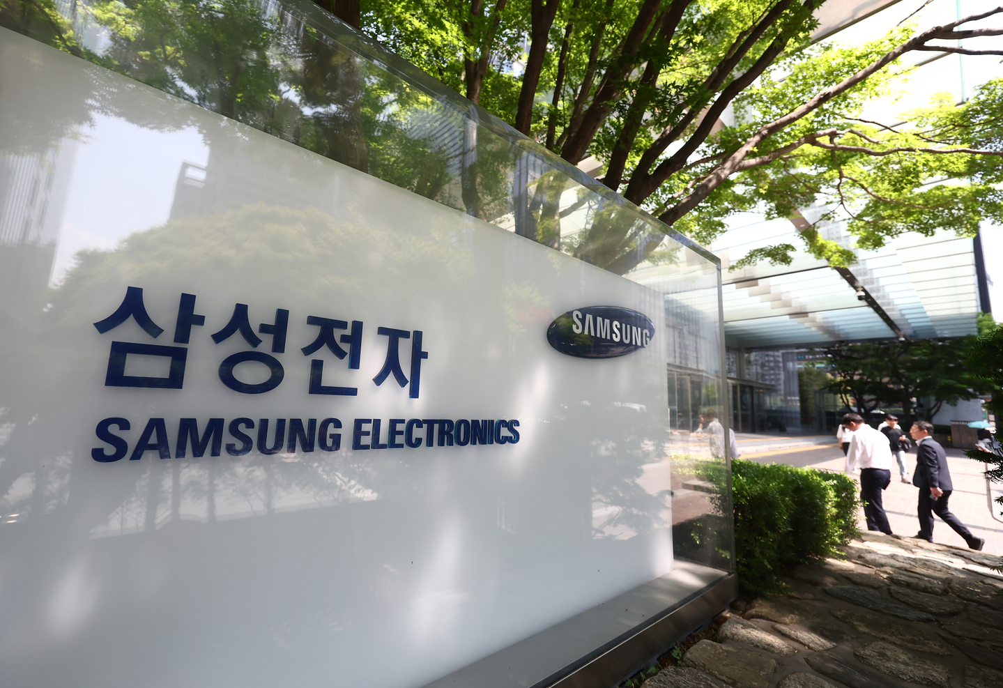 Samsung Electronics becomes the first Korean company to break 2 ...