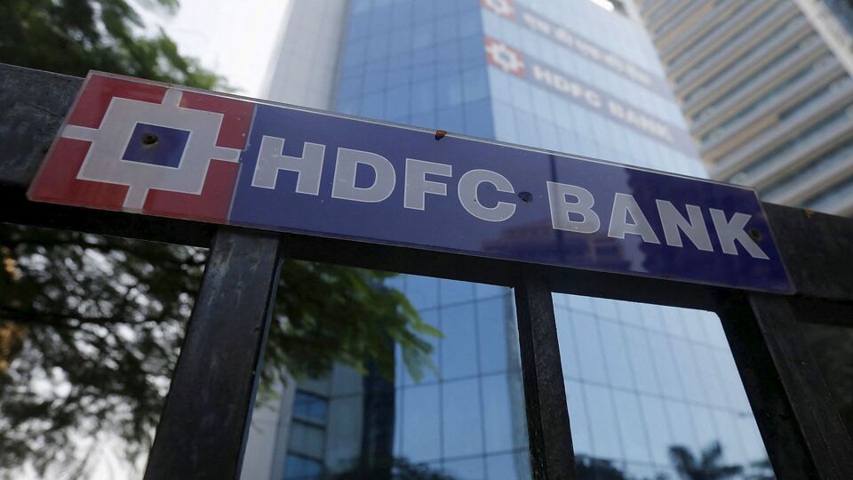 HDFC Bank share price trades green after losing for the three straight ...
