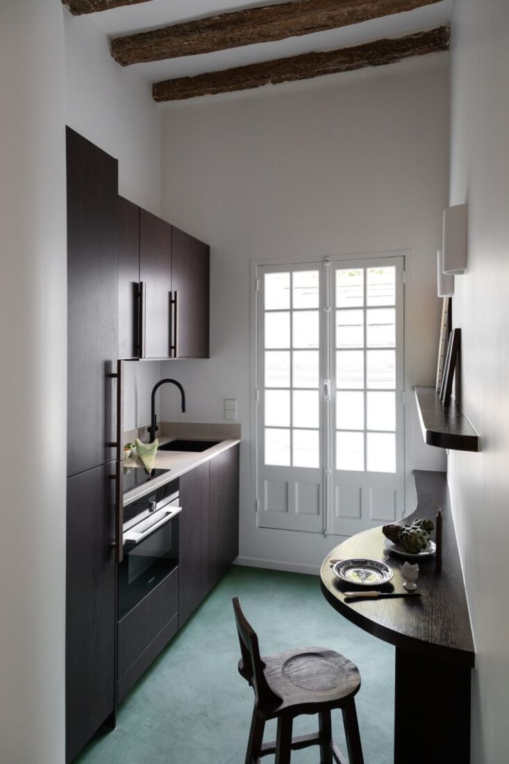 A sculptural micro-volume apartment in Paris by Studio Pauline Borgia