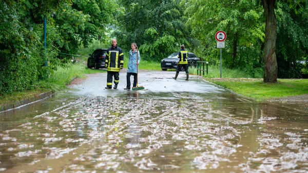 Unwetter in Thüringen: Schlammlawine überrollt Dorf, Baum blockiert ...