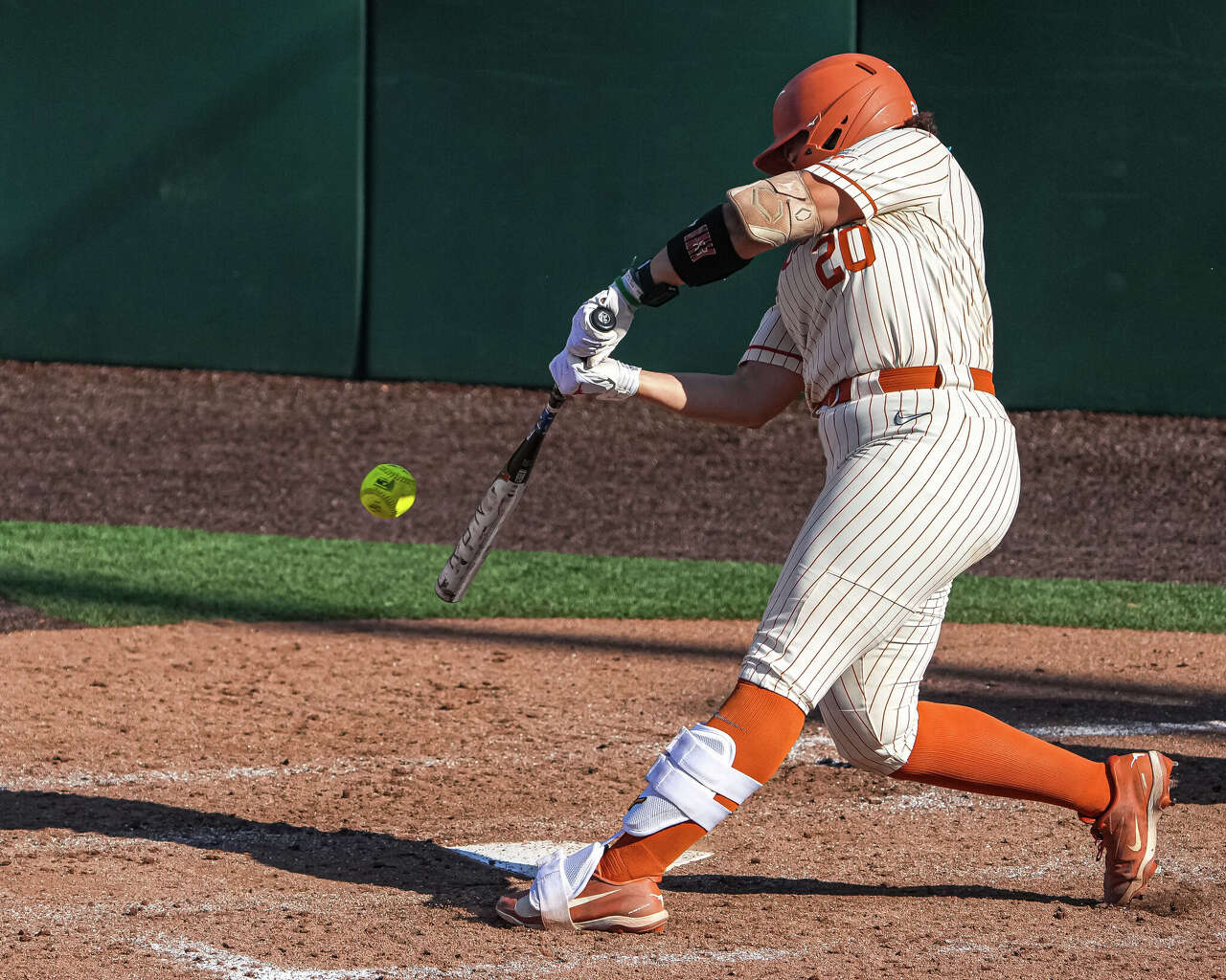 Texas stays alive in WCWS on three-run homer by Katie Stewart to beat ...