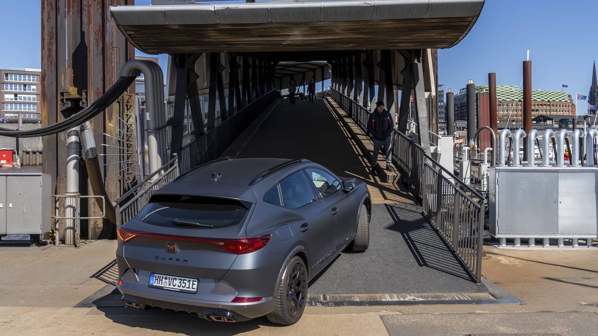 Kein Drive-in: Auto steht plötzlich vor berühmter Fischbrötchenbude