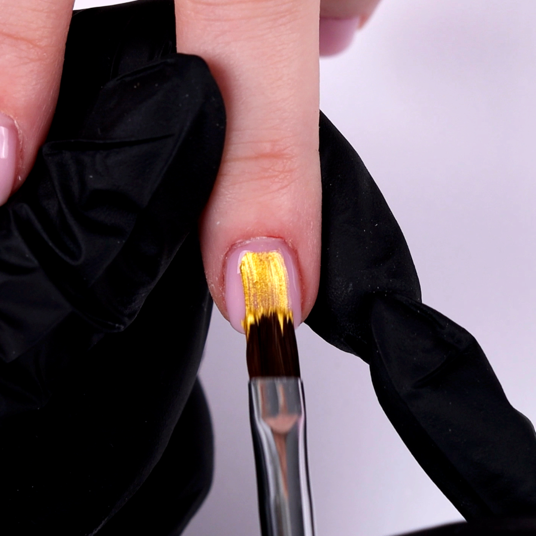 Make your nails pop with this bold look 💅