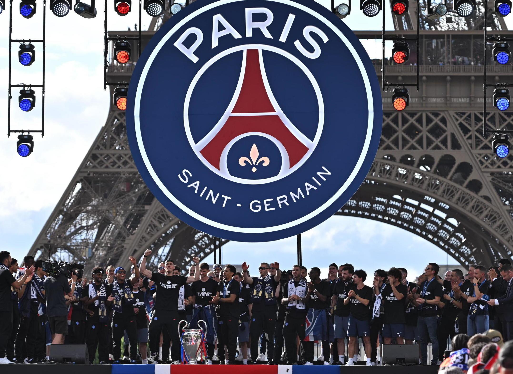 Festa ai piedi della Torre Eiffel. Disordini nella notte: un morto, 300 ...