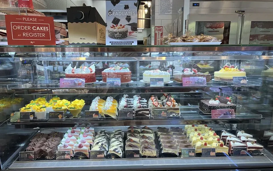 Small bakes, big smiles with mini cakes