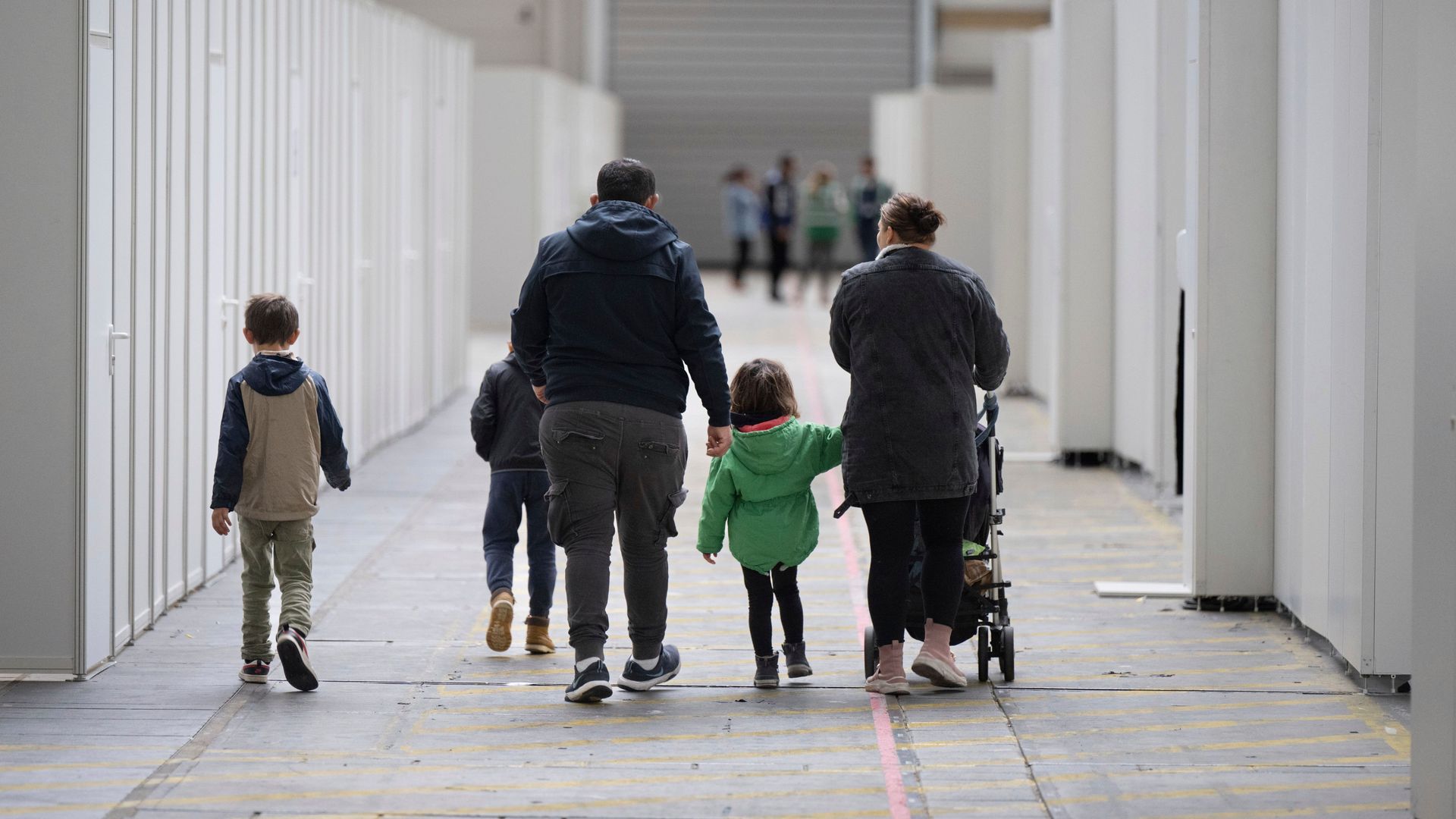 Migration: Nettozuwanderung nach Deutschland halbiert sich auf 235.000