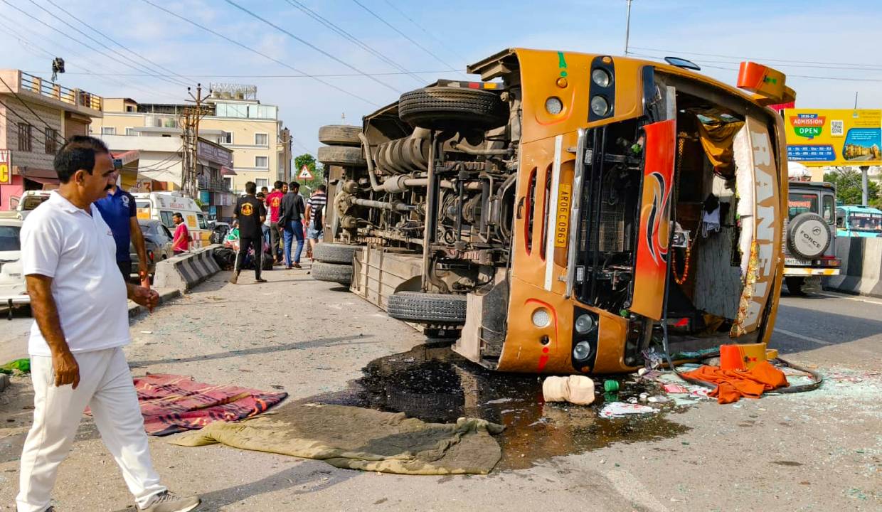 Speeding dumper hits bus in Haridwar, woman killed and many injured in ...