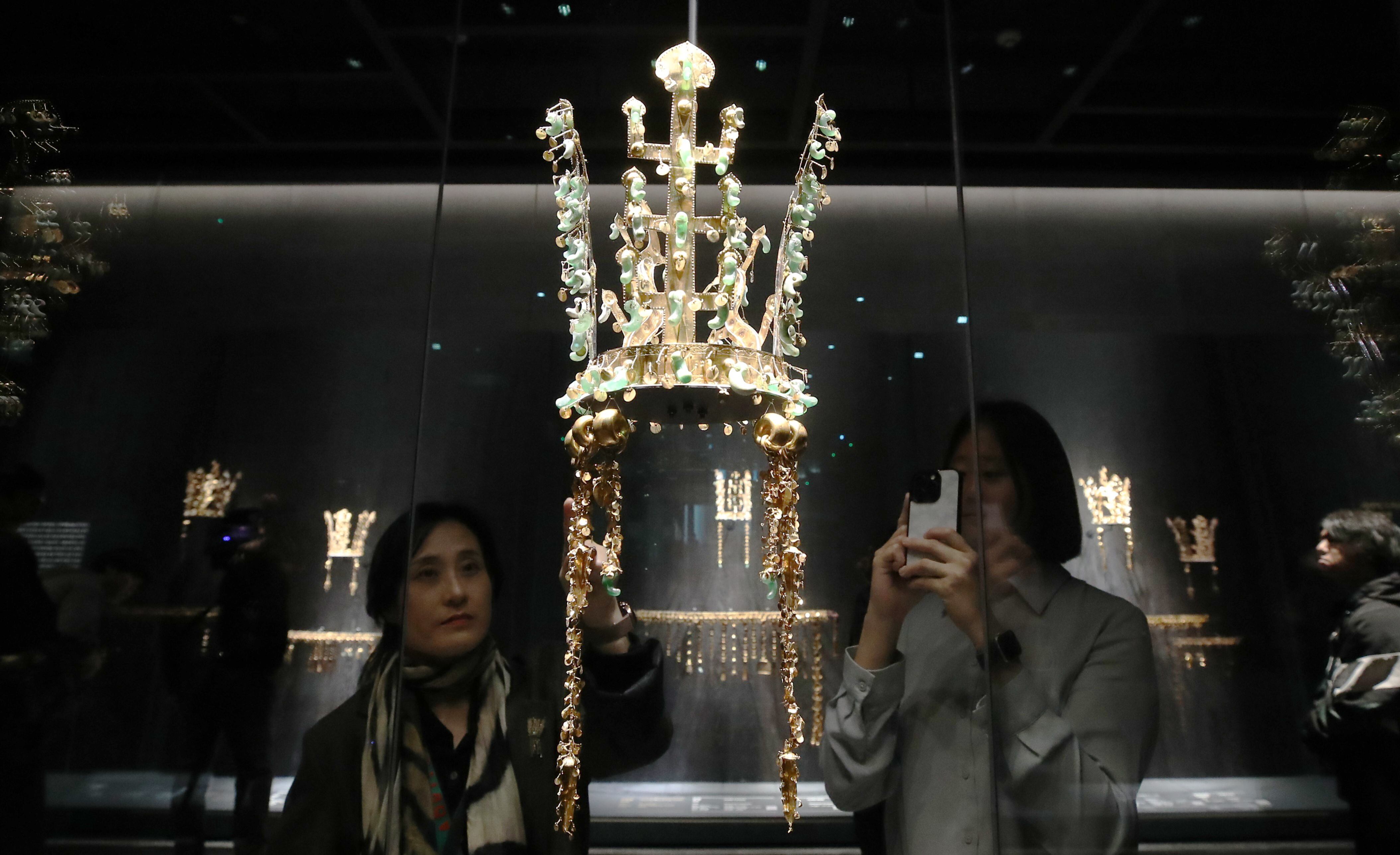 Silla gold crowns: Worn or death masks? Academic clash