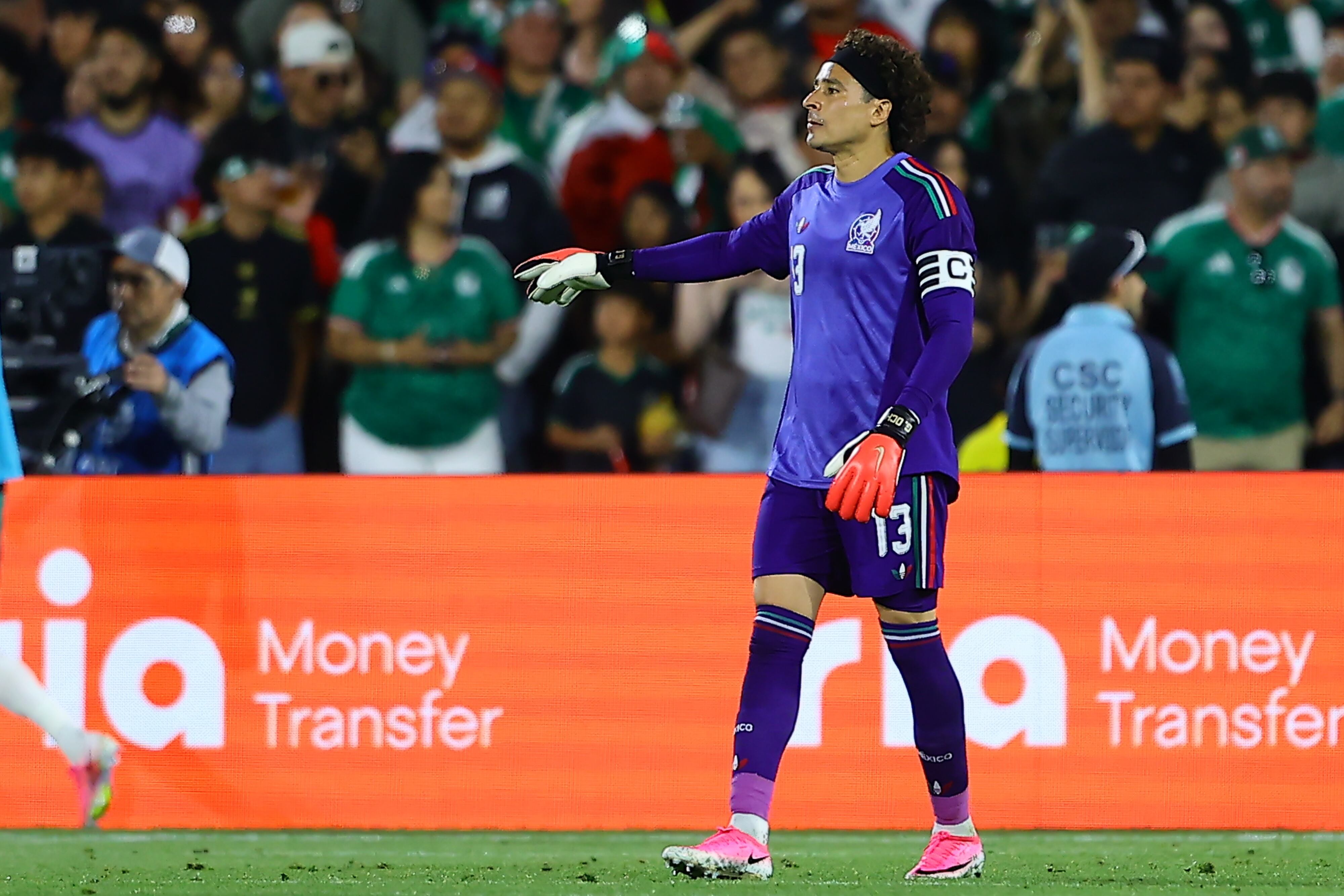 ¿Homenaje o injusticia? Guillermo Ochoa sería portero titular en el ...