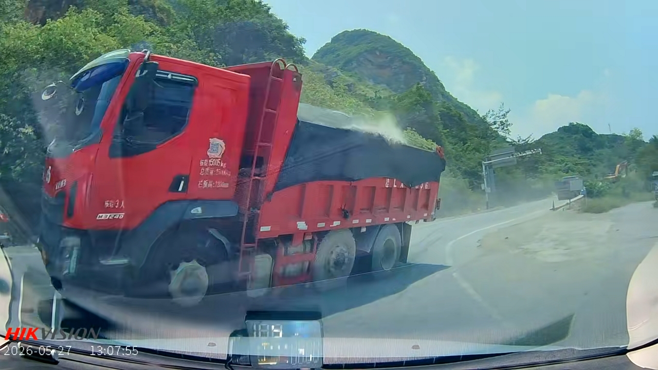 Truck balances on two wheels to dodge crash in China
