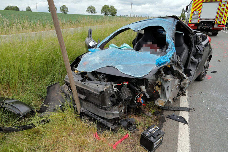 Tödlicher Horror-Crash in Sachsen: Renault-Fahrer stirbt