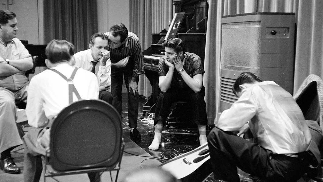 17 iconic backstage moments in music history